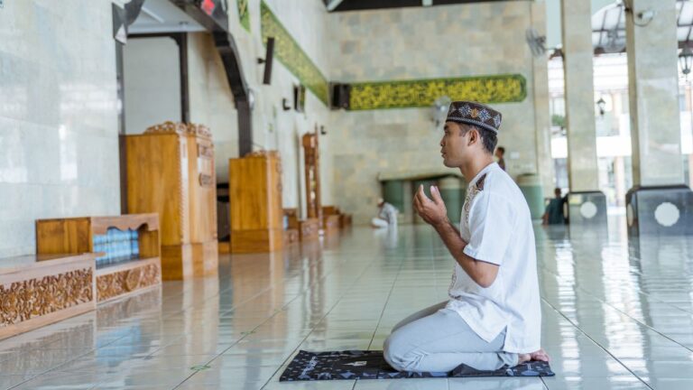 Cara Menjamak Sholat Dzuhur di Waktu Ashar dan Syarat Sahnya