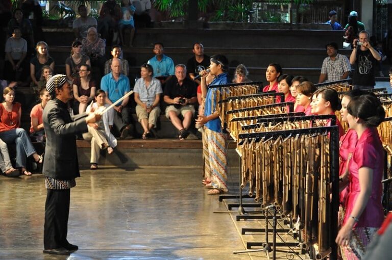 Alat Musik Angklung: Sejarah, Jenis & Cara Memainkannya - Hotelier Studi