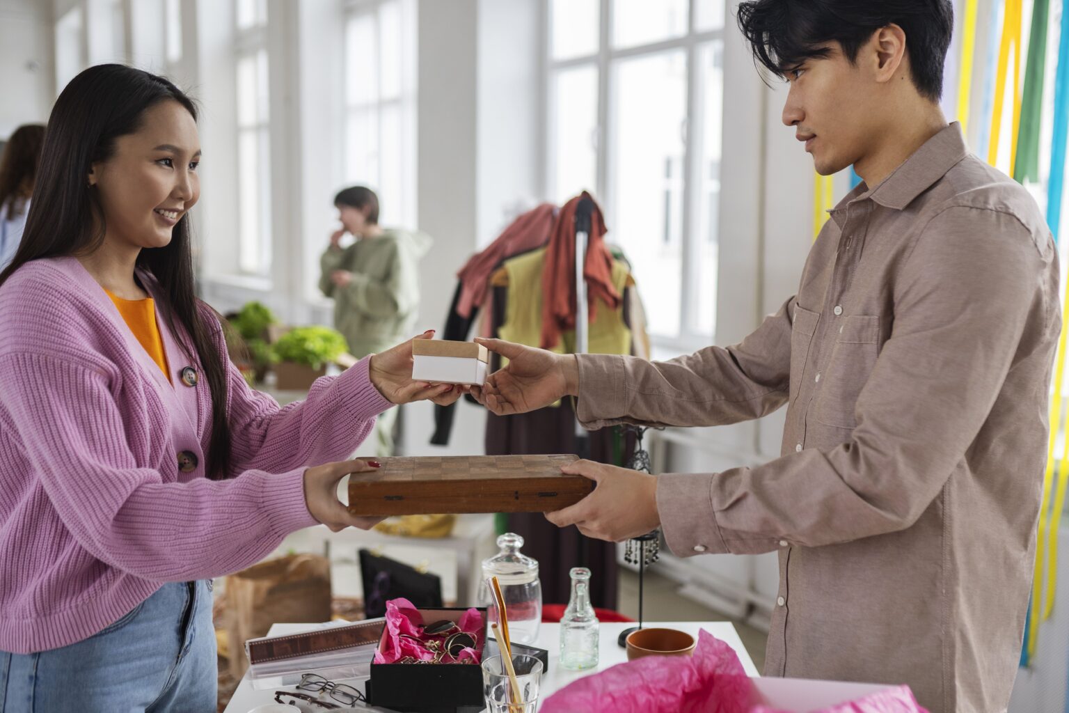Barter Adalah: Pengertian, Sejarah, Jenis, Syarat, & Contoh