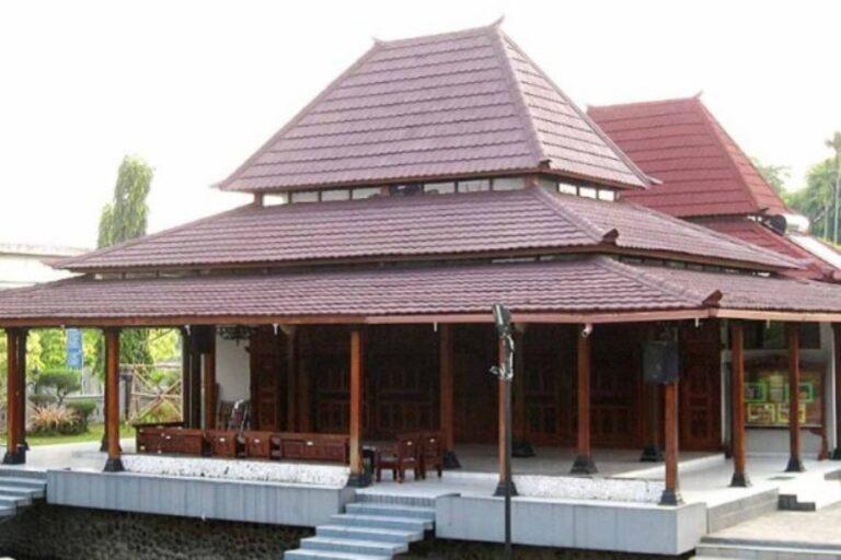 5 Macam Rumah Adat Jawa Tengah Paling Unik dan Ciri Khasnya