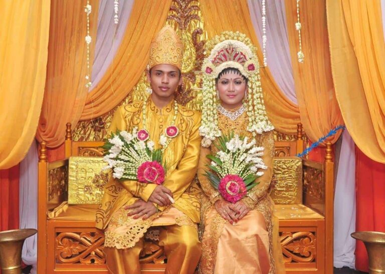 6 Pakaian Adat Kalimantan Selatan, Makna, dan Ciri Khasnya