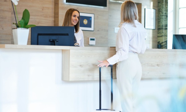 8 Tugas Front Office Hotel yang Wajib Kamu Ketahui